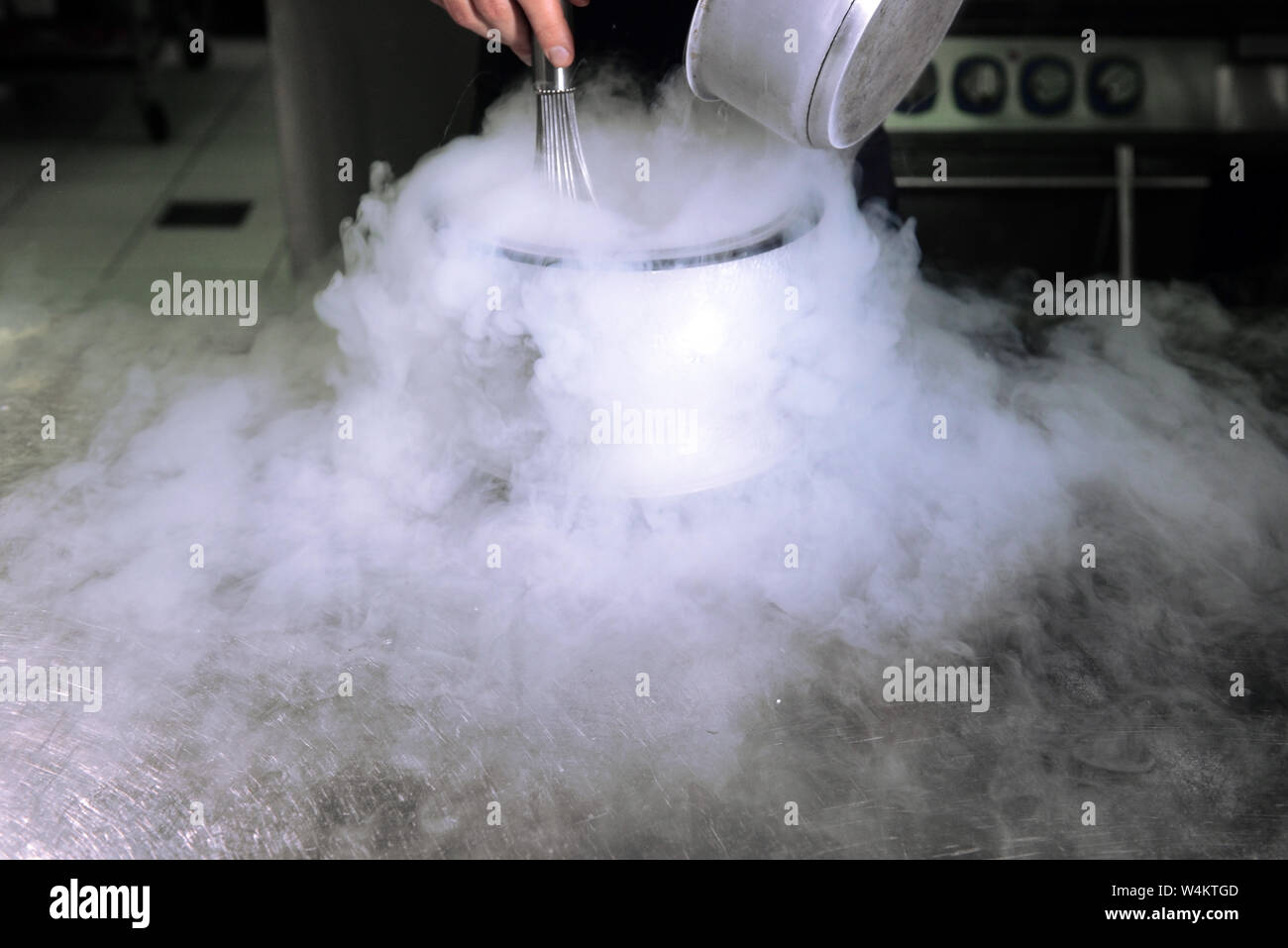 Liquid nitrogen hi-res stock photography and images - Alamy
