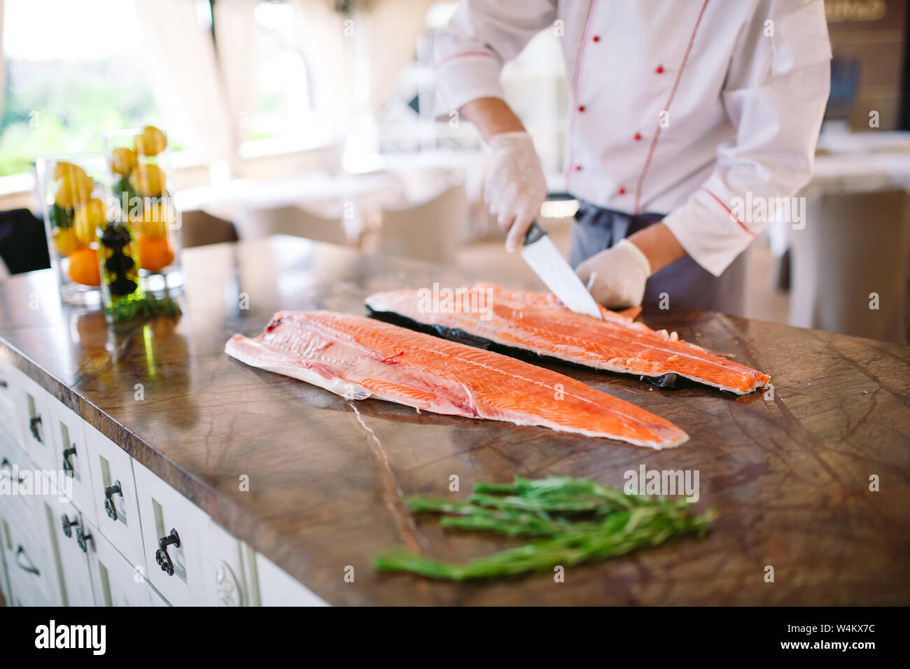 Chef cuts salmon sushi hi-res stock photography and images - Alamy