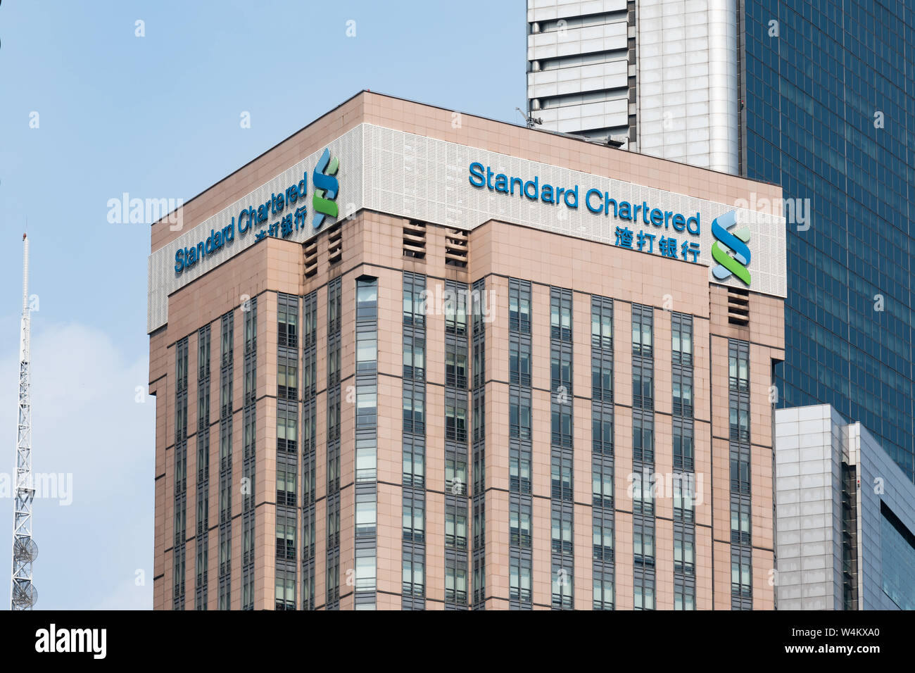 Standard chartered logo hi-res stock photography and images - Alamy