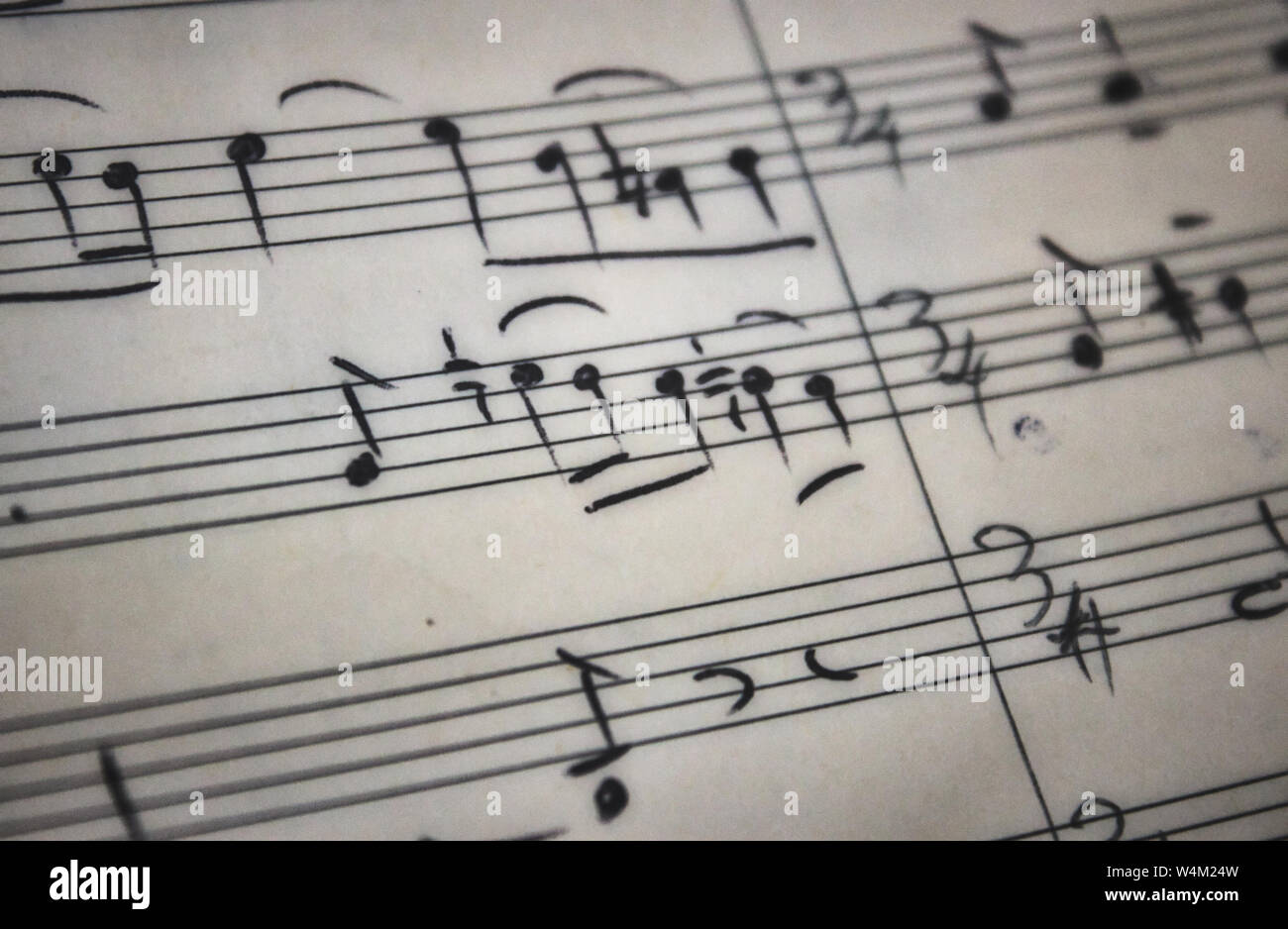 Music notes on paper hi-res stock photography and images - Alamy