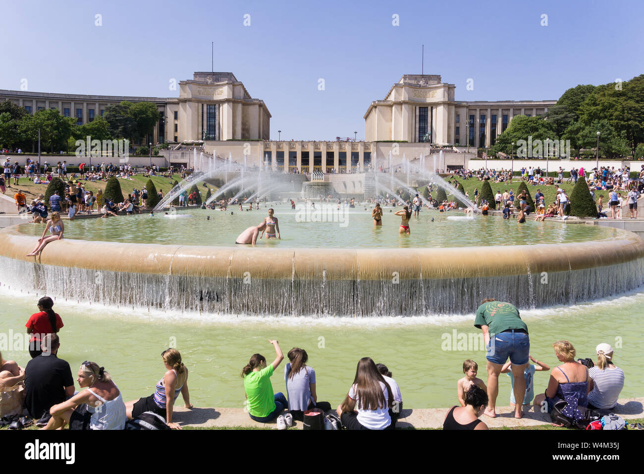 Paris fountain heat hi-res stock photography and images - Alamy