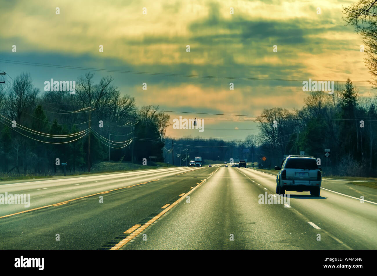 Road divider line hi-res stock photography and images - Alamy