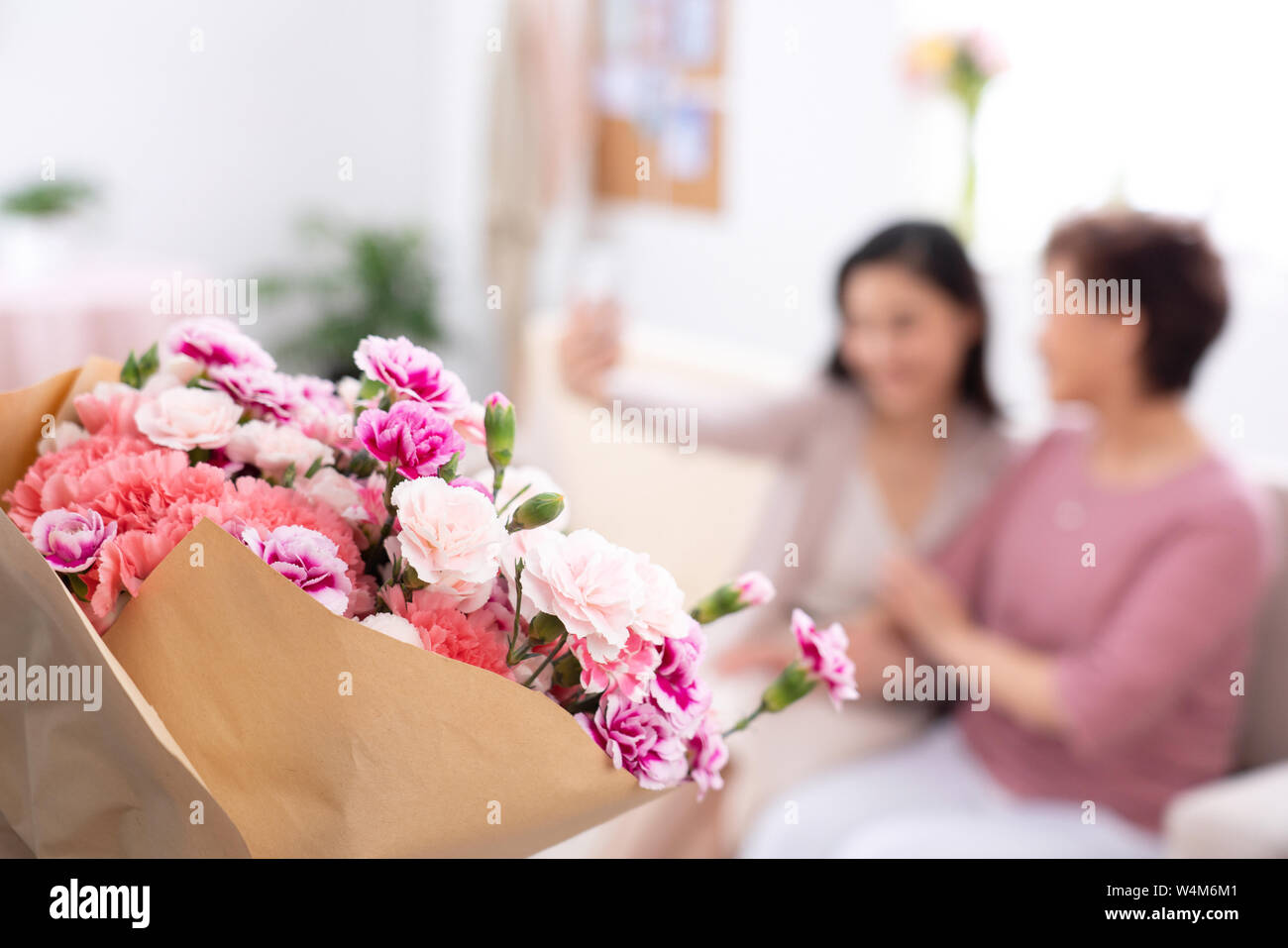 Mother daughter flowers bouquet hi-res stock photography and images - Alamy