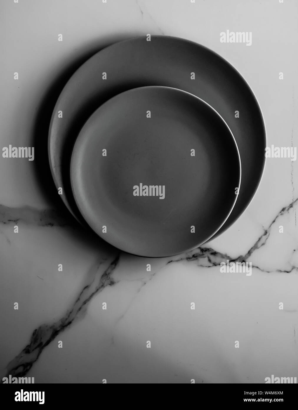 Black empty plate on marble, flatlay - stylish tableware, table decor ...