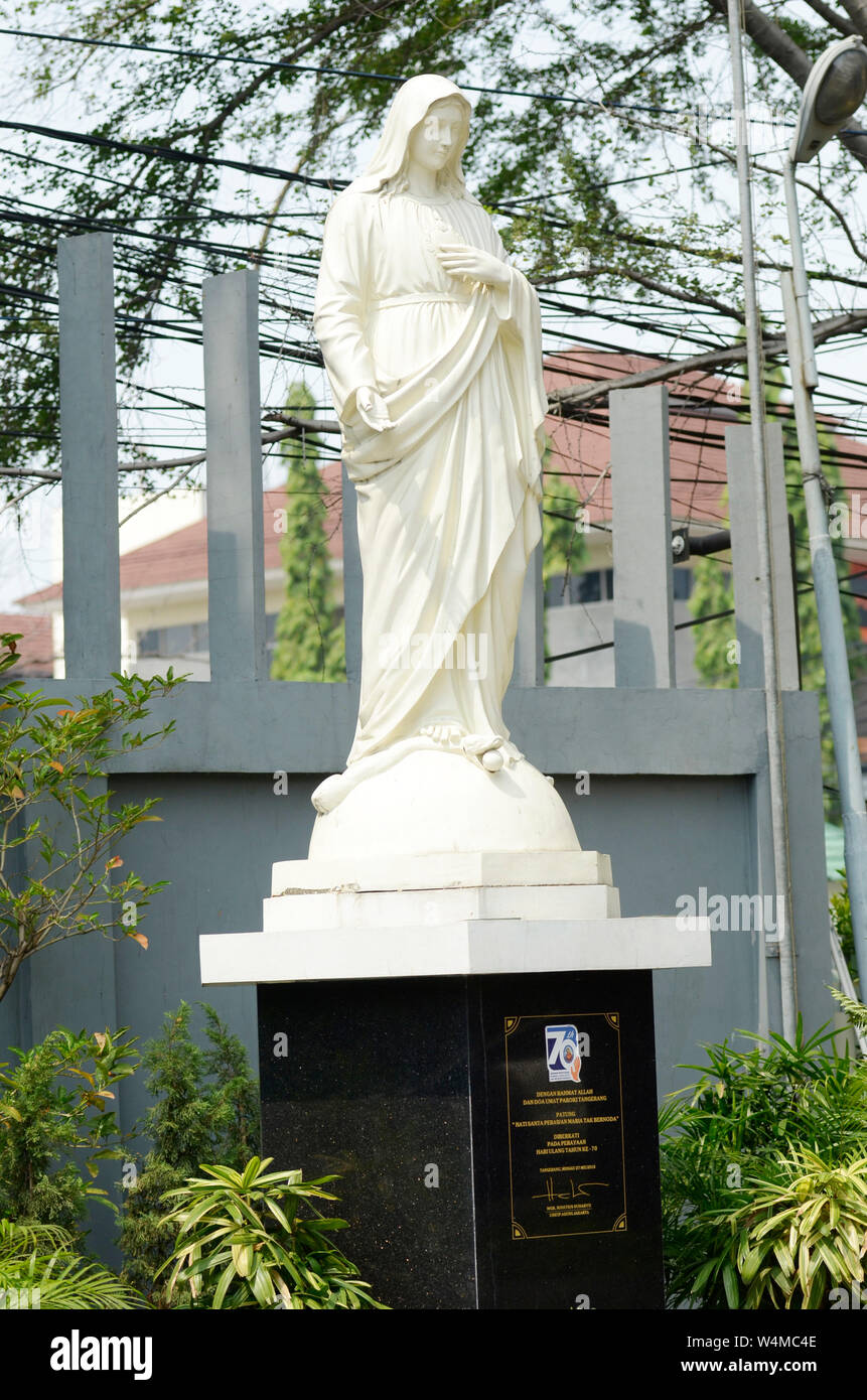santa maria statue at church Stock Photo - Alamy
