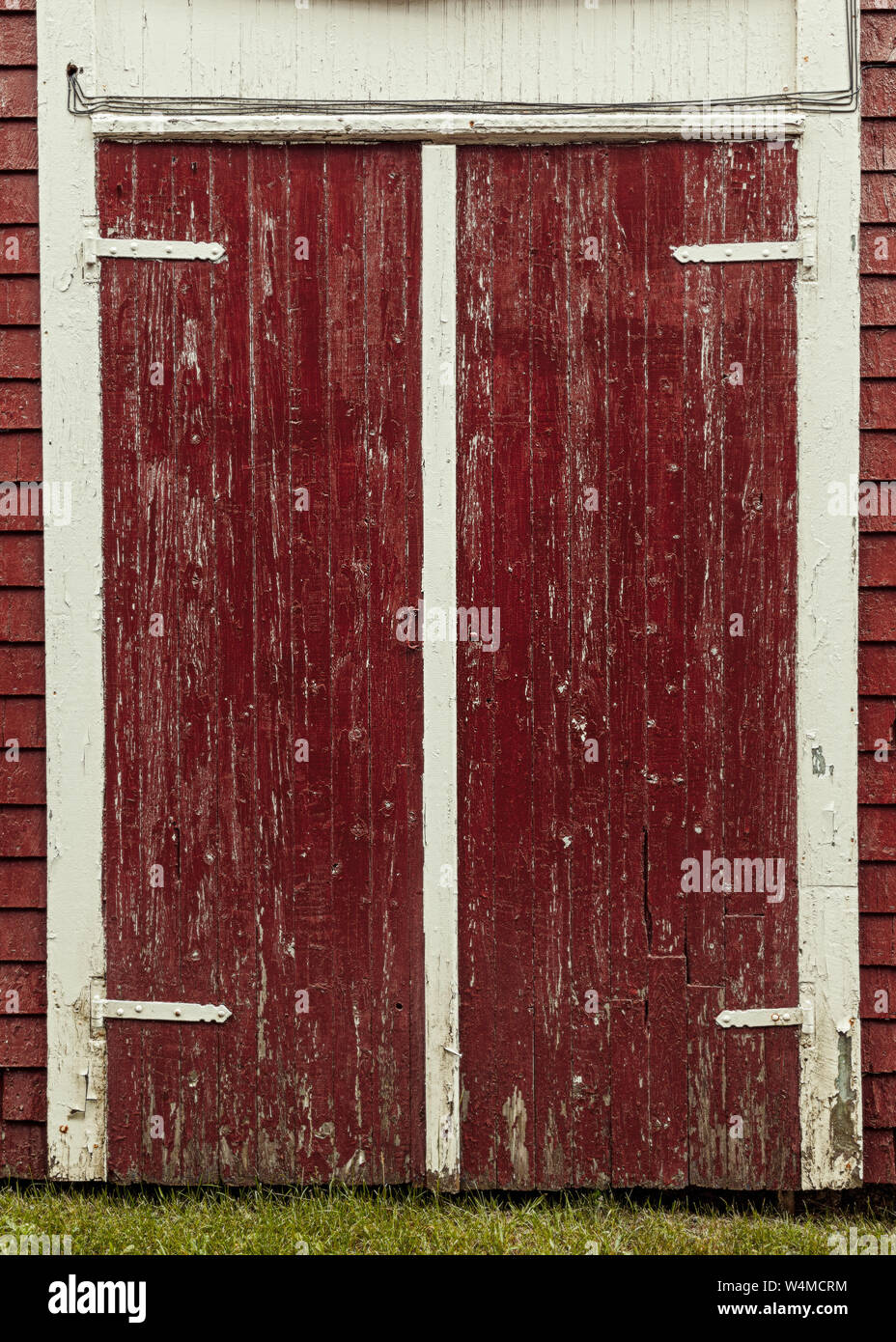 A pair of old rustic barn doors Stock Photo - Alamy