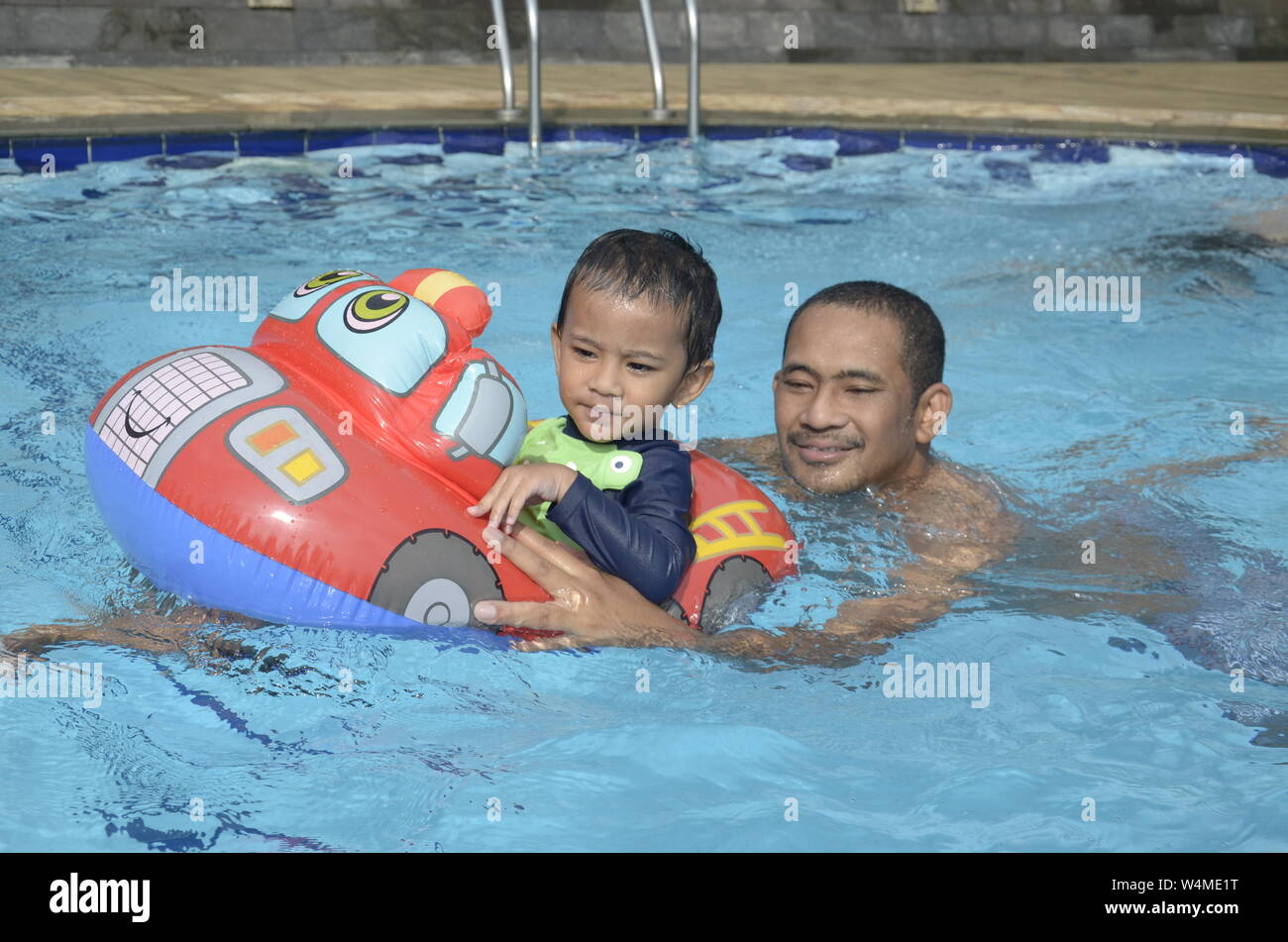 Father and son at swimming pool hi-res stock photography and images - Alamy