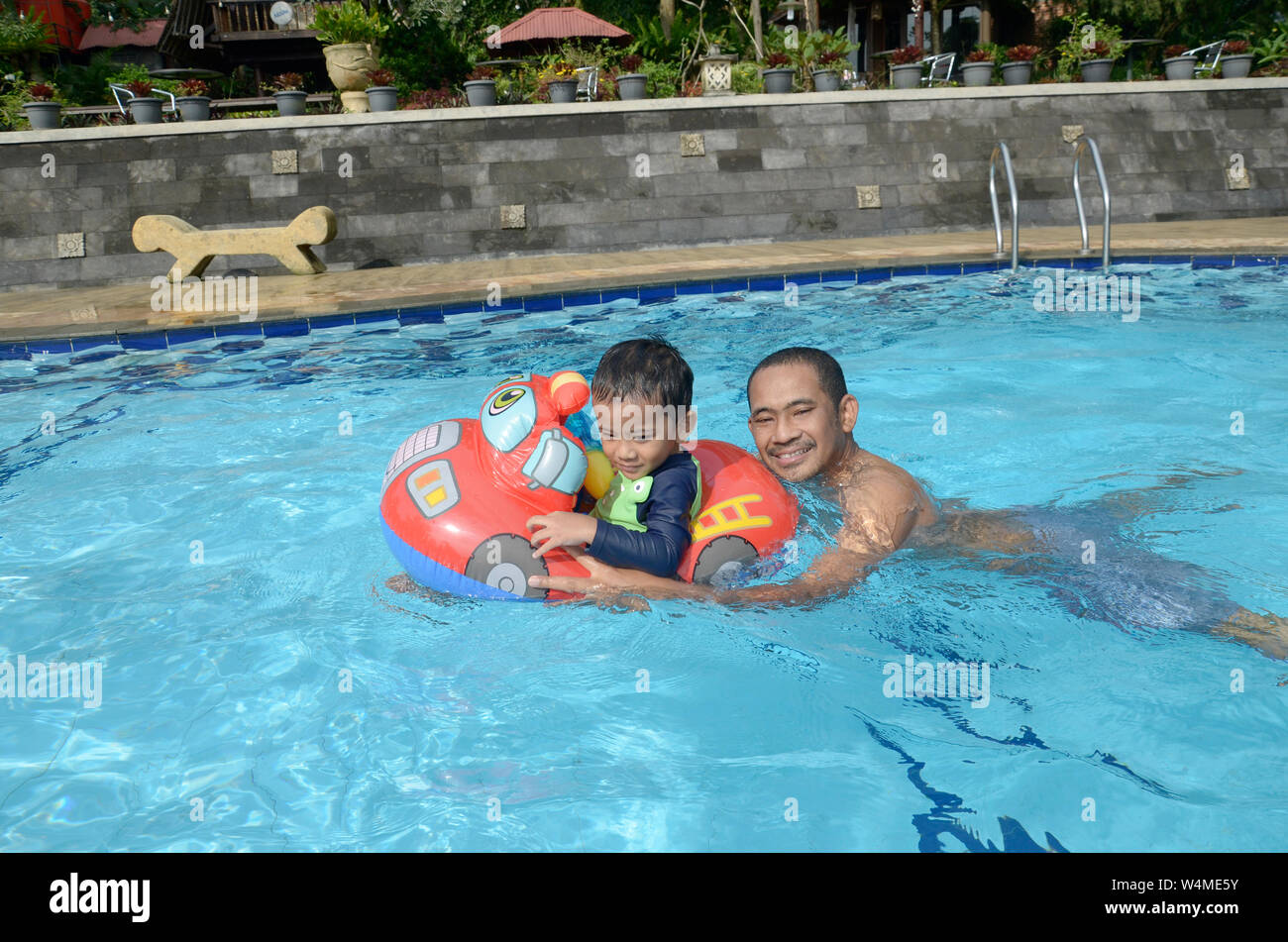 Father son swimming pool hi-res stock photography and images - Alamy