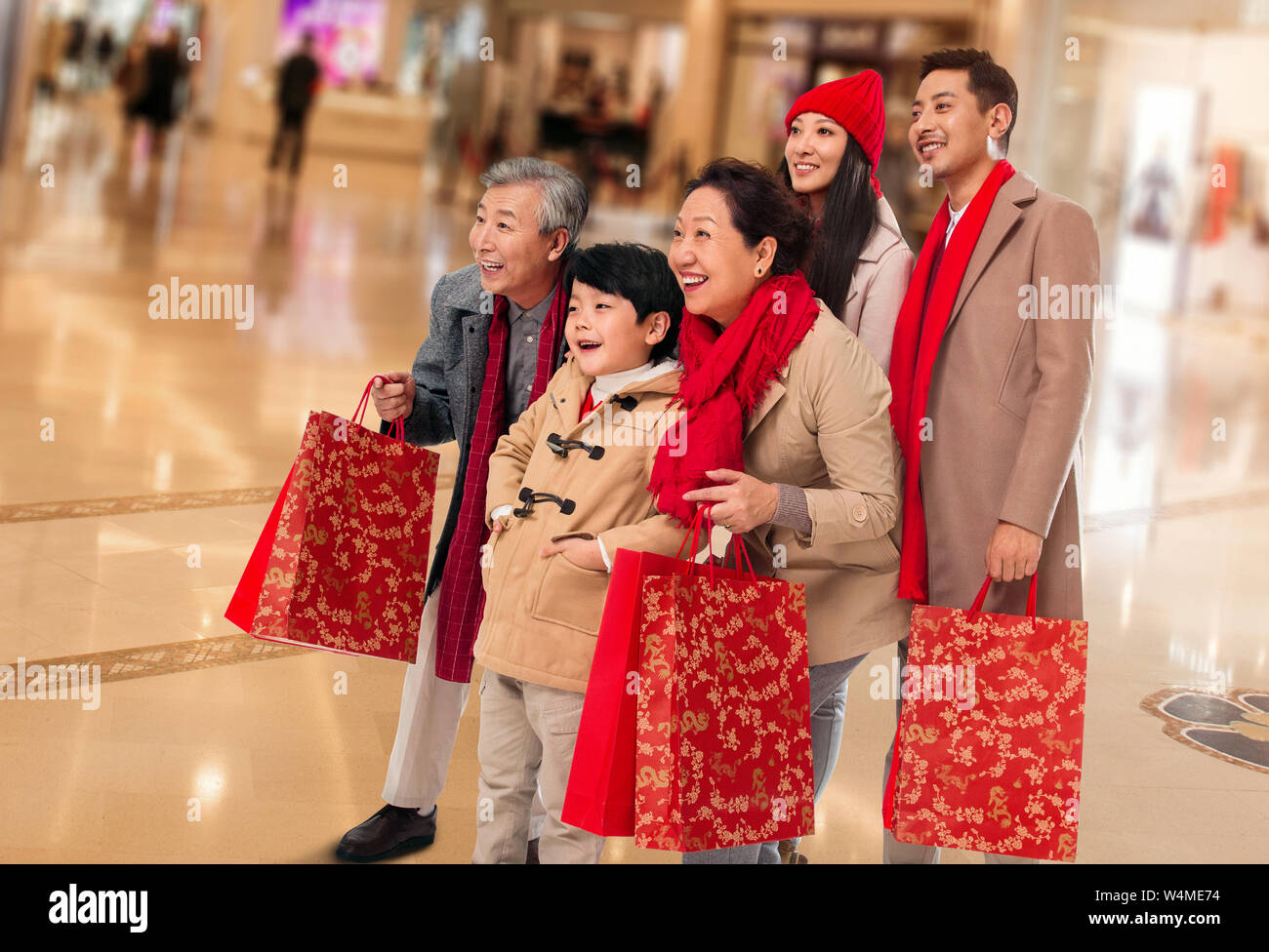 Happy family shopping Stock Photo - Alamy