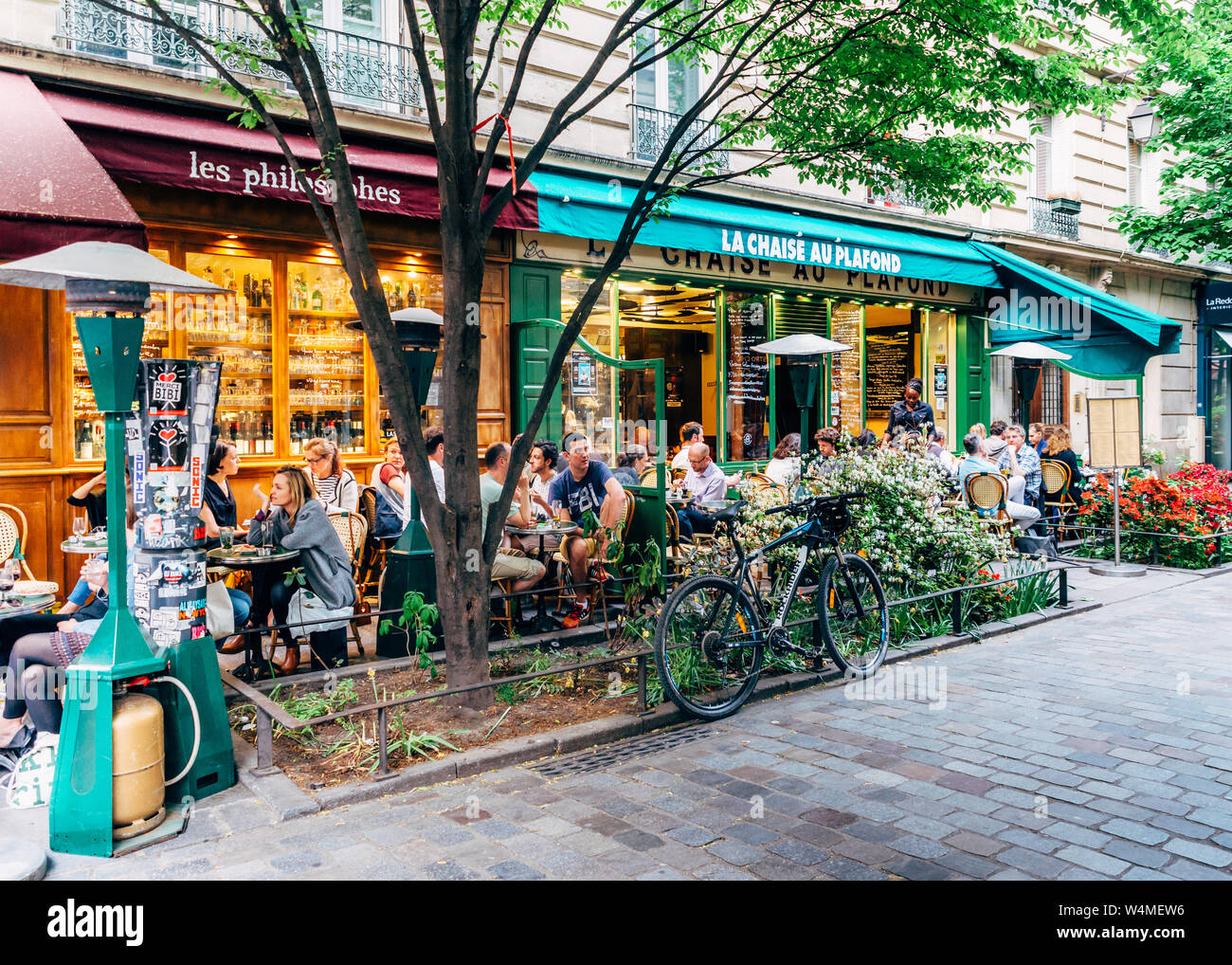 Parisian bistro hi-res stock photography and images - Alamy