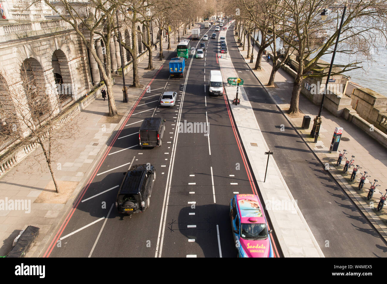 Victoria embankment street traffic hi-res stock photography and images ...