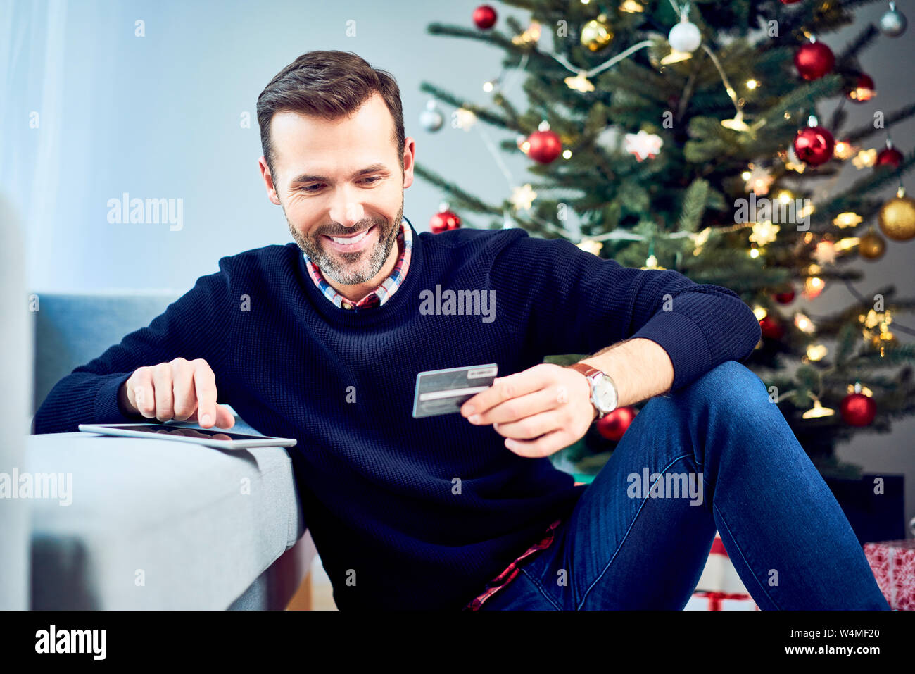 Man christmas gift online hi-res stock photography and images - Alamy