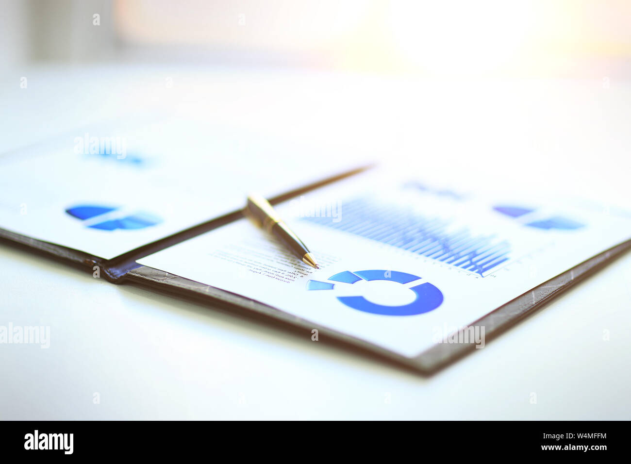 Expense graphs hi-res stock photography and images - Alamy