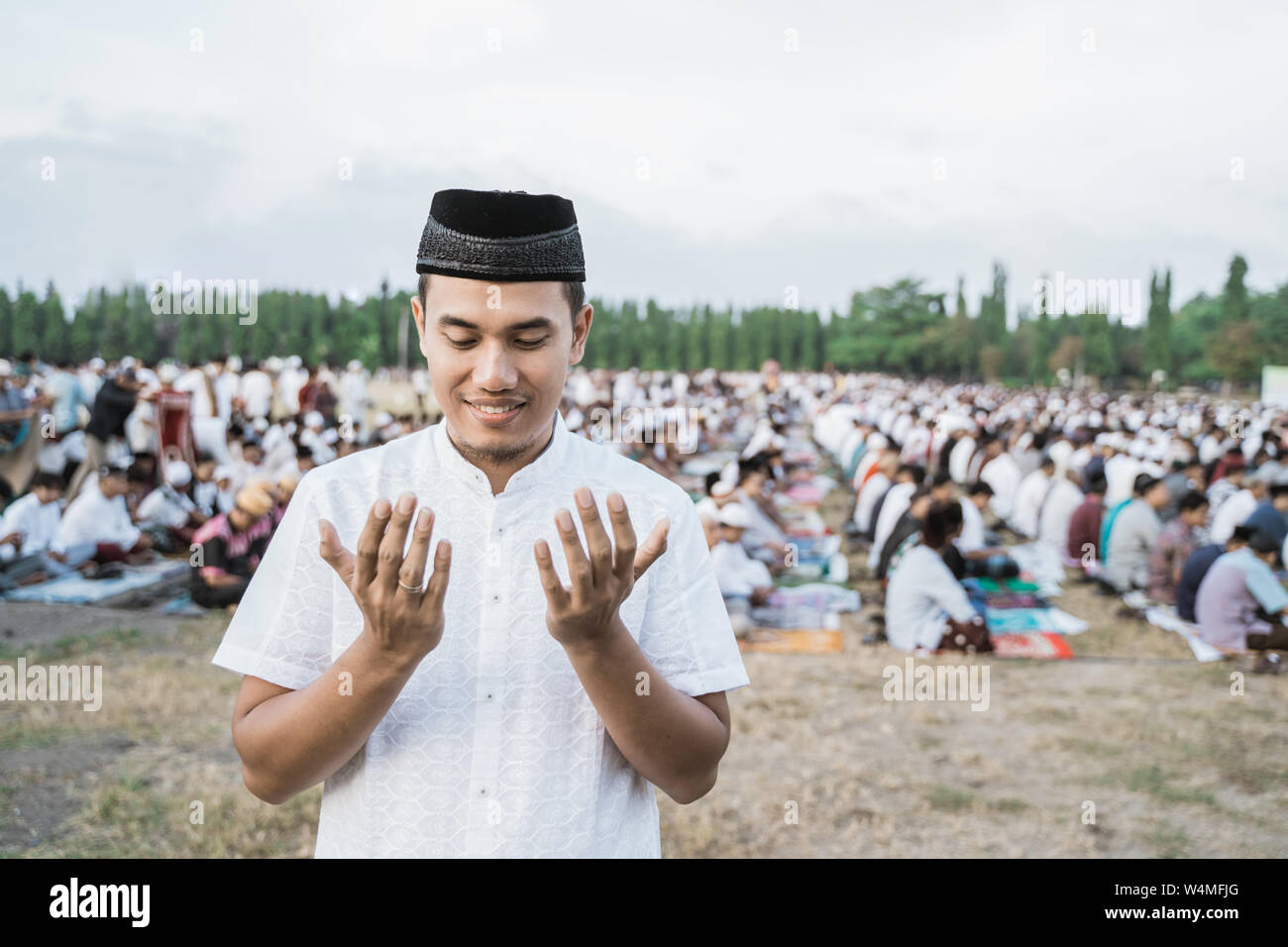 Youth group pray hi-res stock photography and images - Alamy