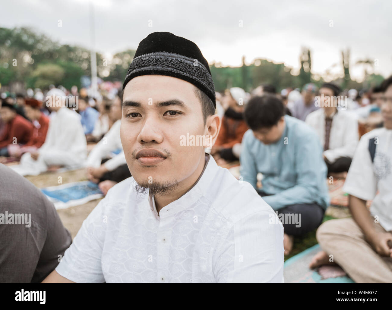 Asian man pray Eid prayer Stock Photo - Alamy