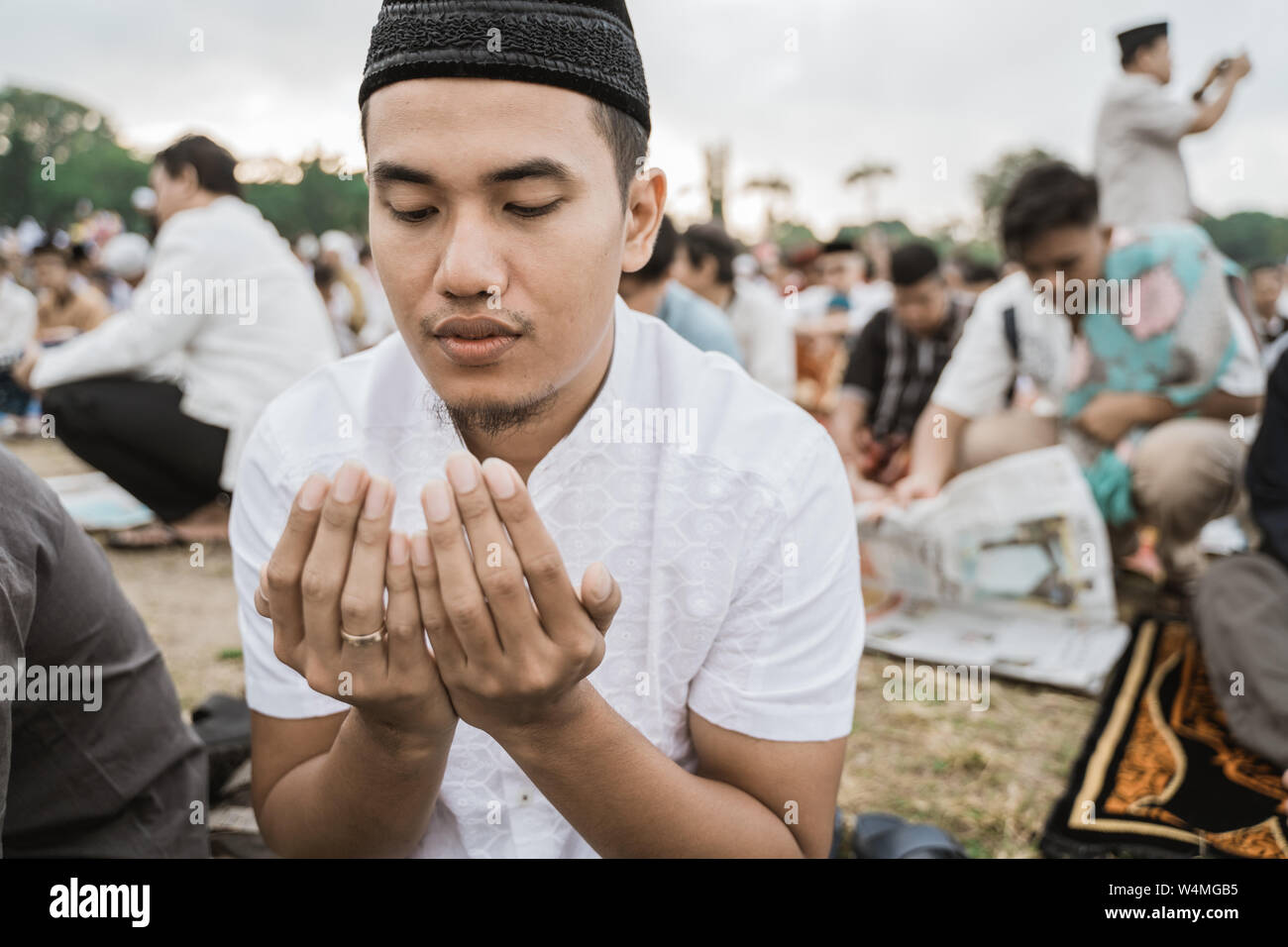 Asian man pray Eid prayer Stock Photo - Alamy