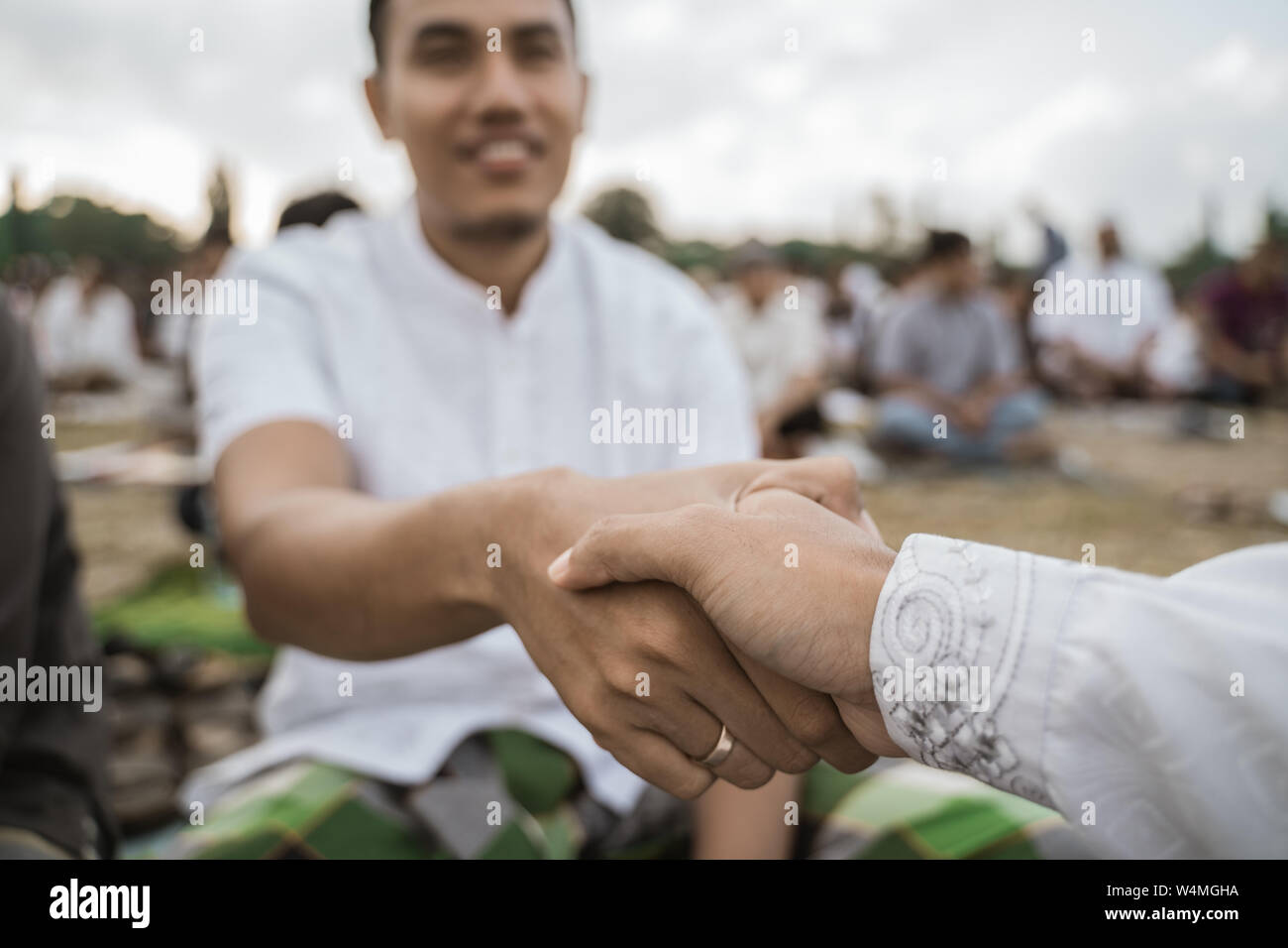 Islam man shake hand hi-res stock photography and images - Alamy