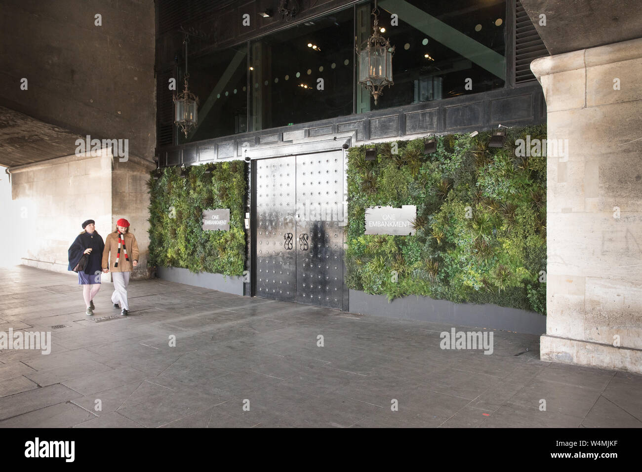 One embankment hi-res stock photography and images - Alamy