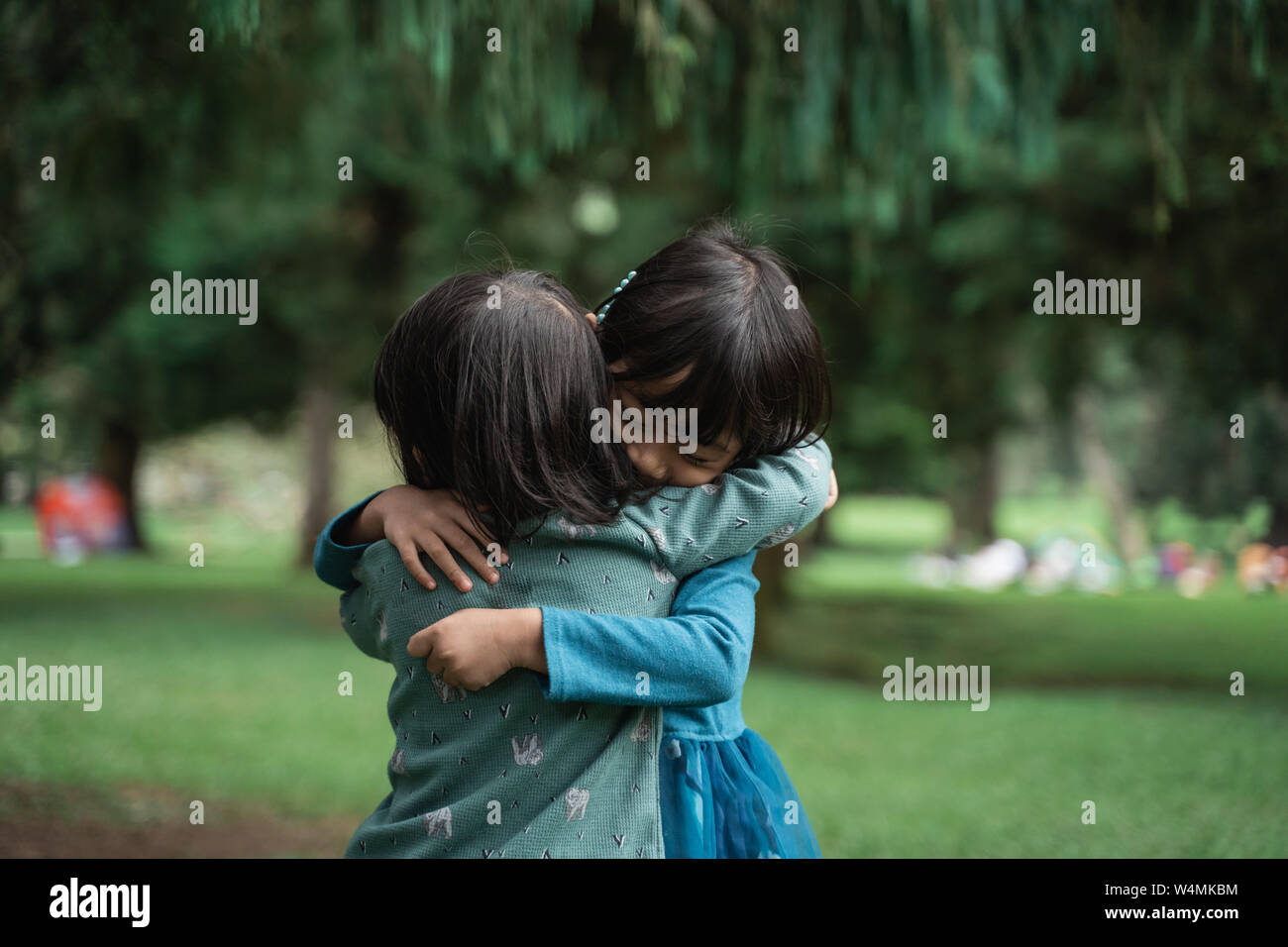 Kid friends hugging each other hi-res stock photography and images - Alamy