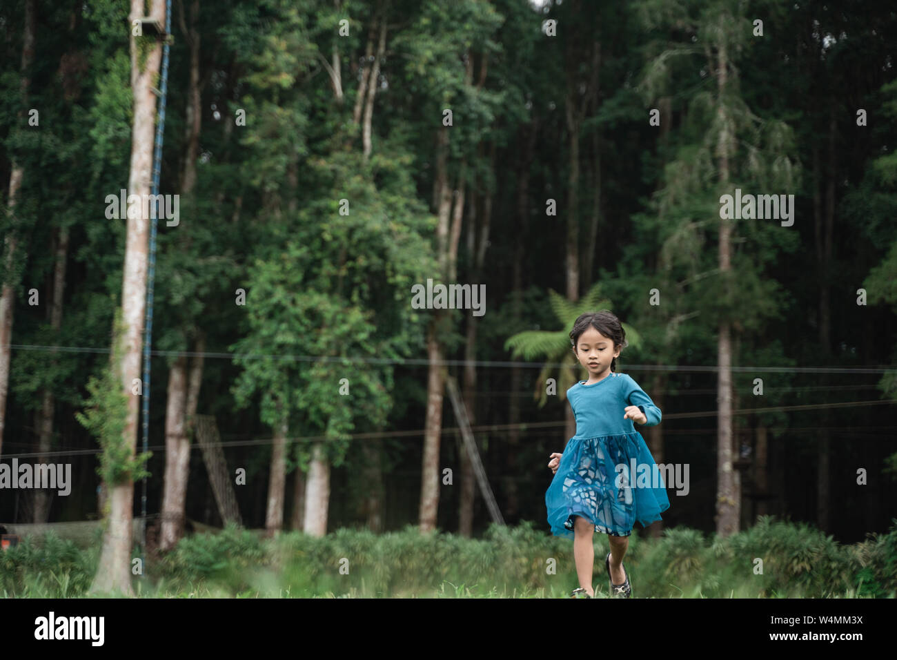 little girl alone running Stock Photo - Alamy