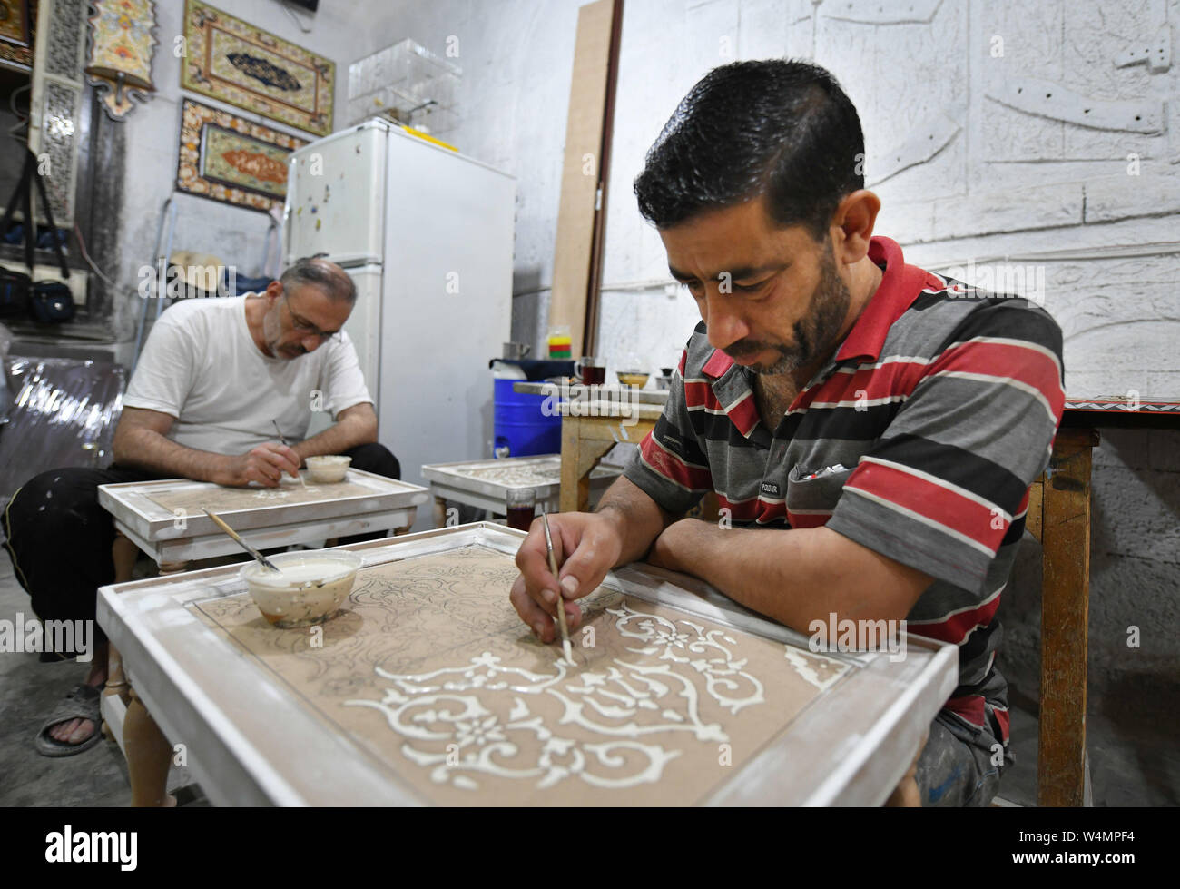 (190724) -- DAMASCUS, July 24, 2019 (Xinhua) -- Syrian craftsmen make ...
