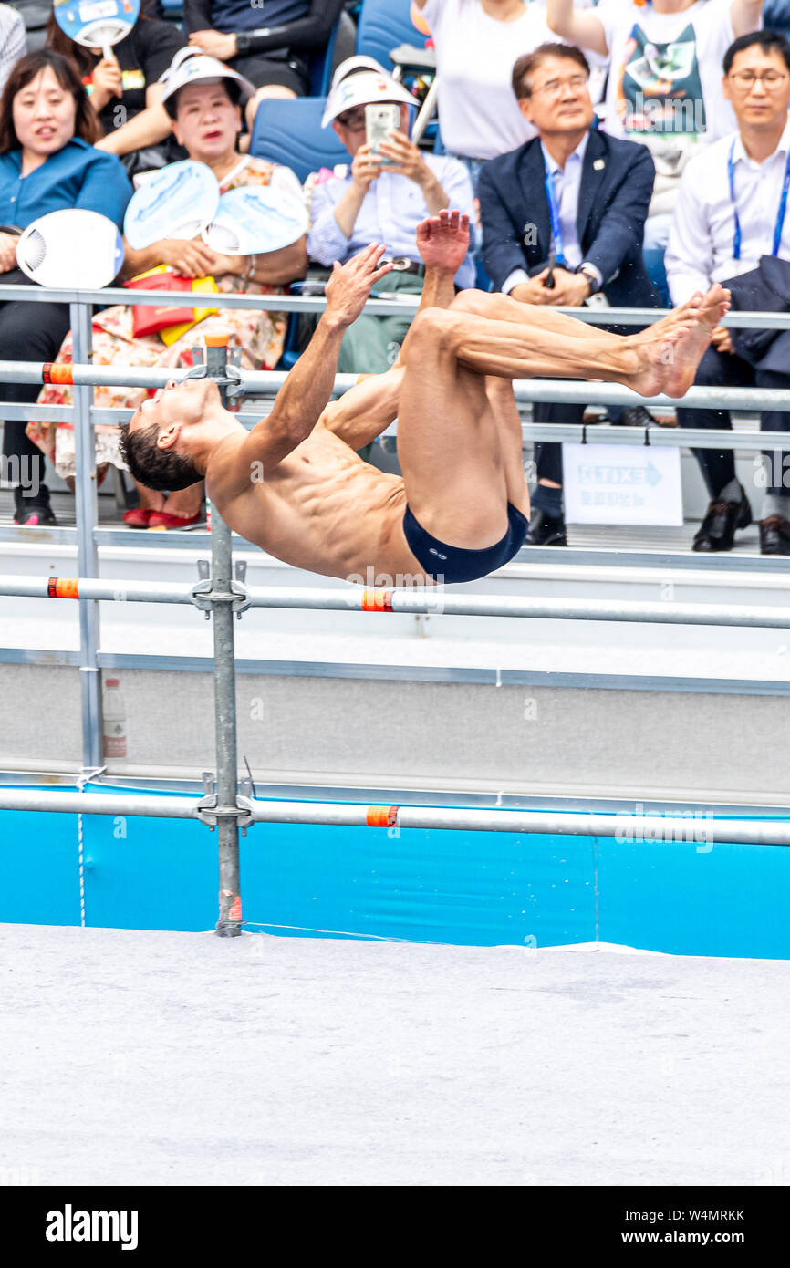 High diving hi-res stock photography and images - Alamy