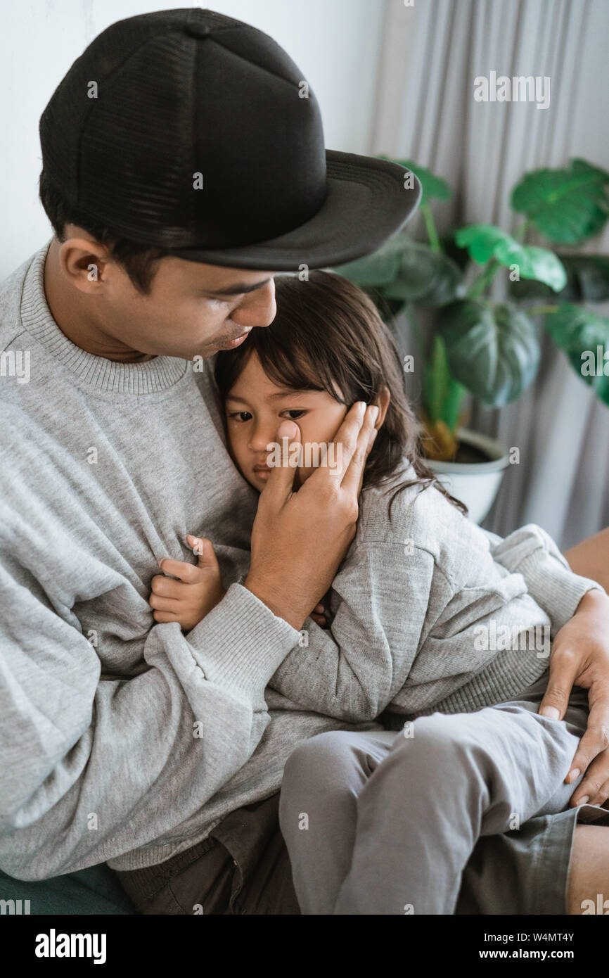 Father comfort daughter sadness hi-res stock photography and images - Alamy