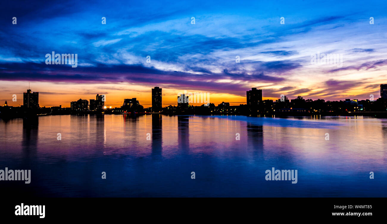Sunset on boston skyline hi-res stock photography and images - Alamy
