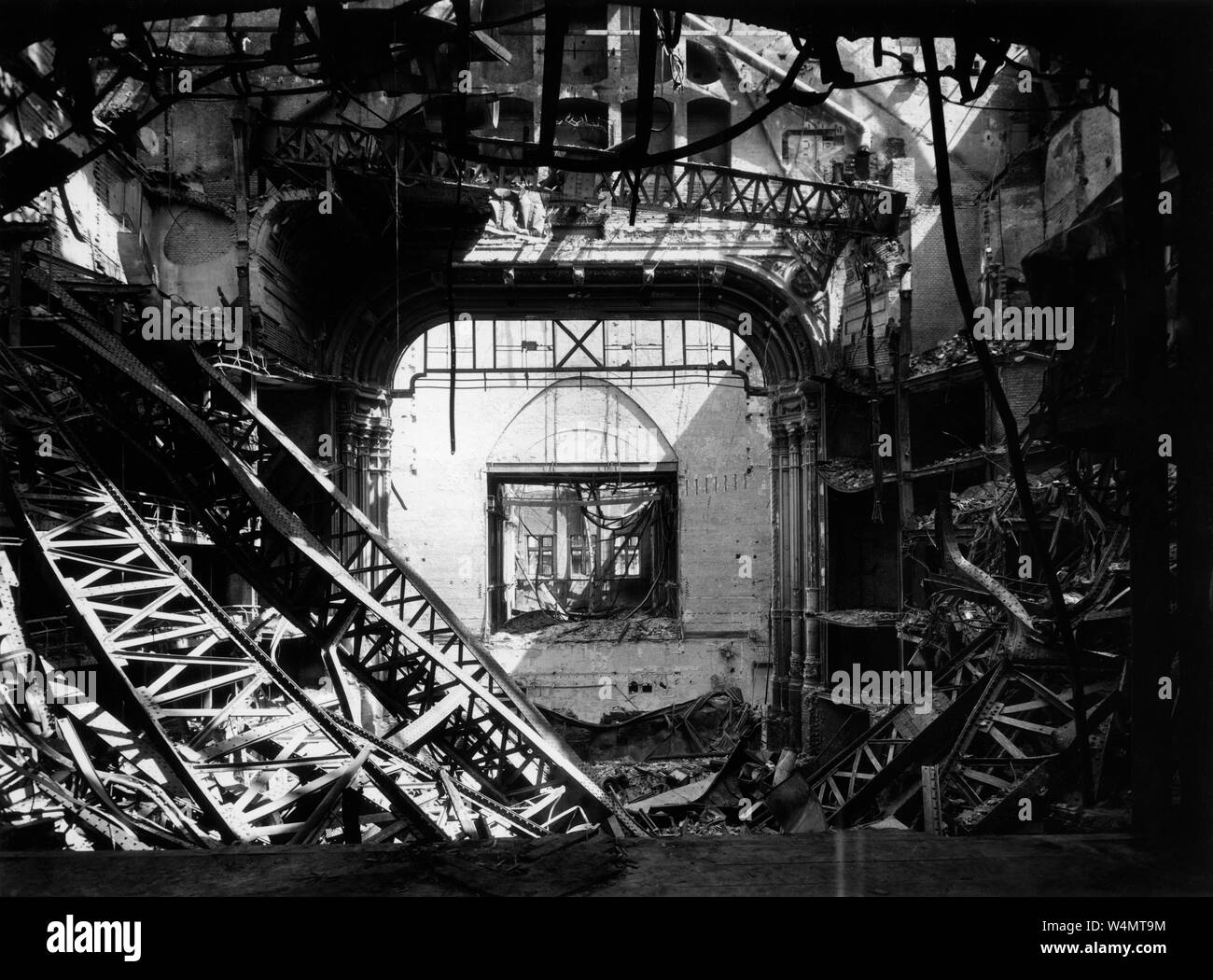 wiener staatsoper, the vienna opera house almost completely destroyed ...