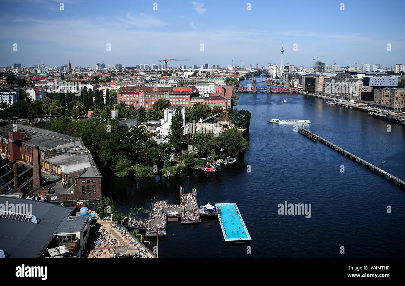 Berlin, Germany. 24th July, 2019. Numerous visitors bathe in the pool ...