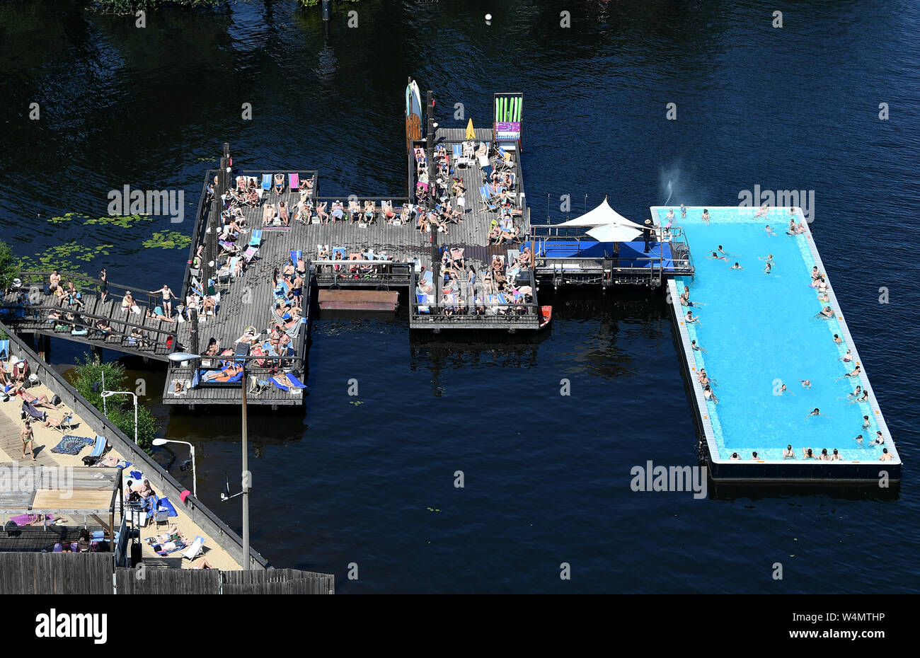 Berlin, Germany. 24th July, 2019. Numerous visitors bathe in the pool ...