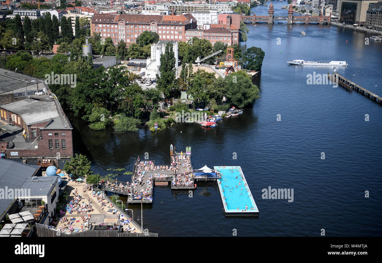 Berlin, Germany. 24th July, 2019. Numerous visitors bathe in the pool ...