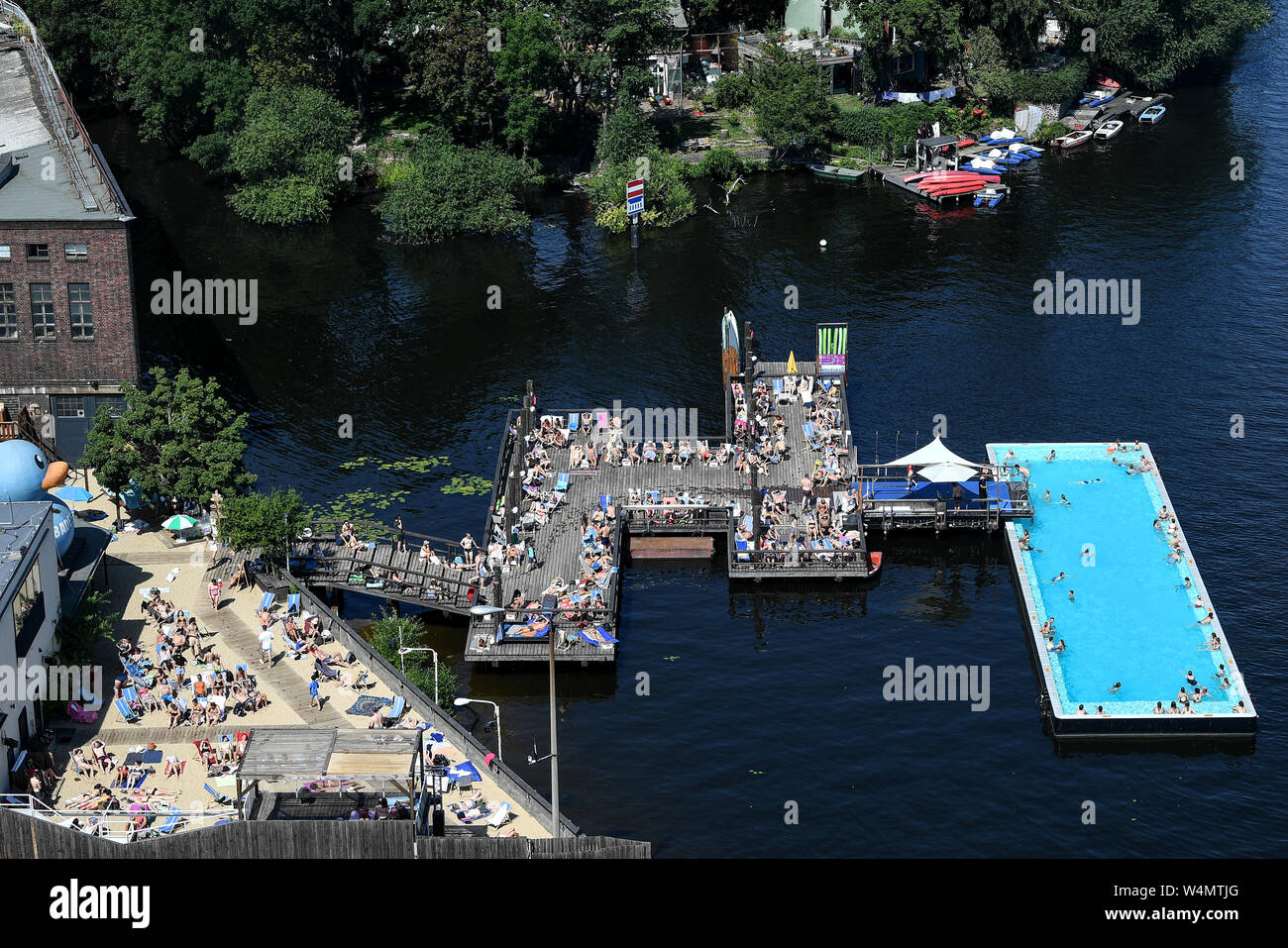 Berlin, Germany. 24th July, 2019. Numerous visitors bathe in the pool ...