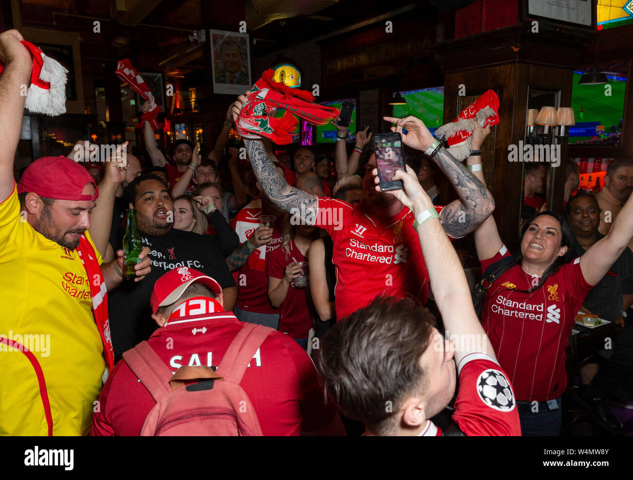Liverpool fc fan hi-res stock photography and images - Alamy