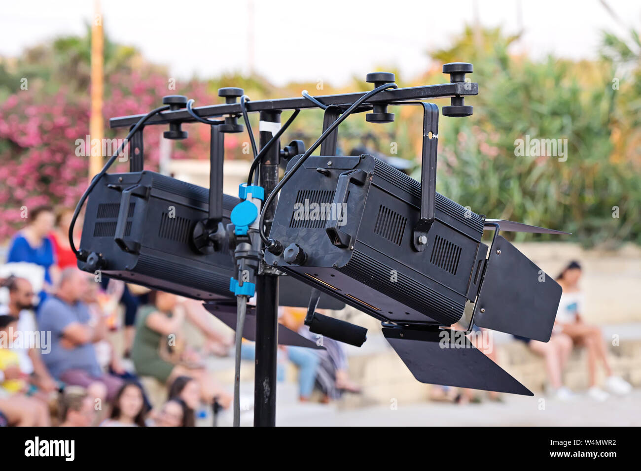 Spotlight with directional light with lens, halogen lamp and protective ...