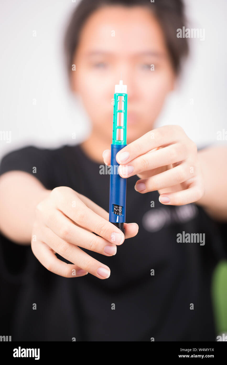patient holding insulin pen prepare to use Stock Photo - Alamy