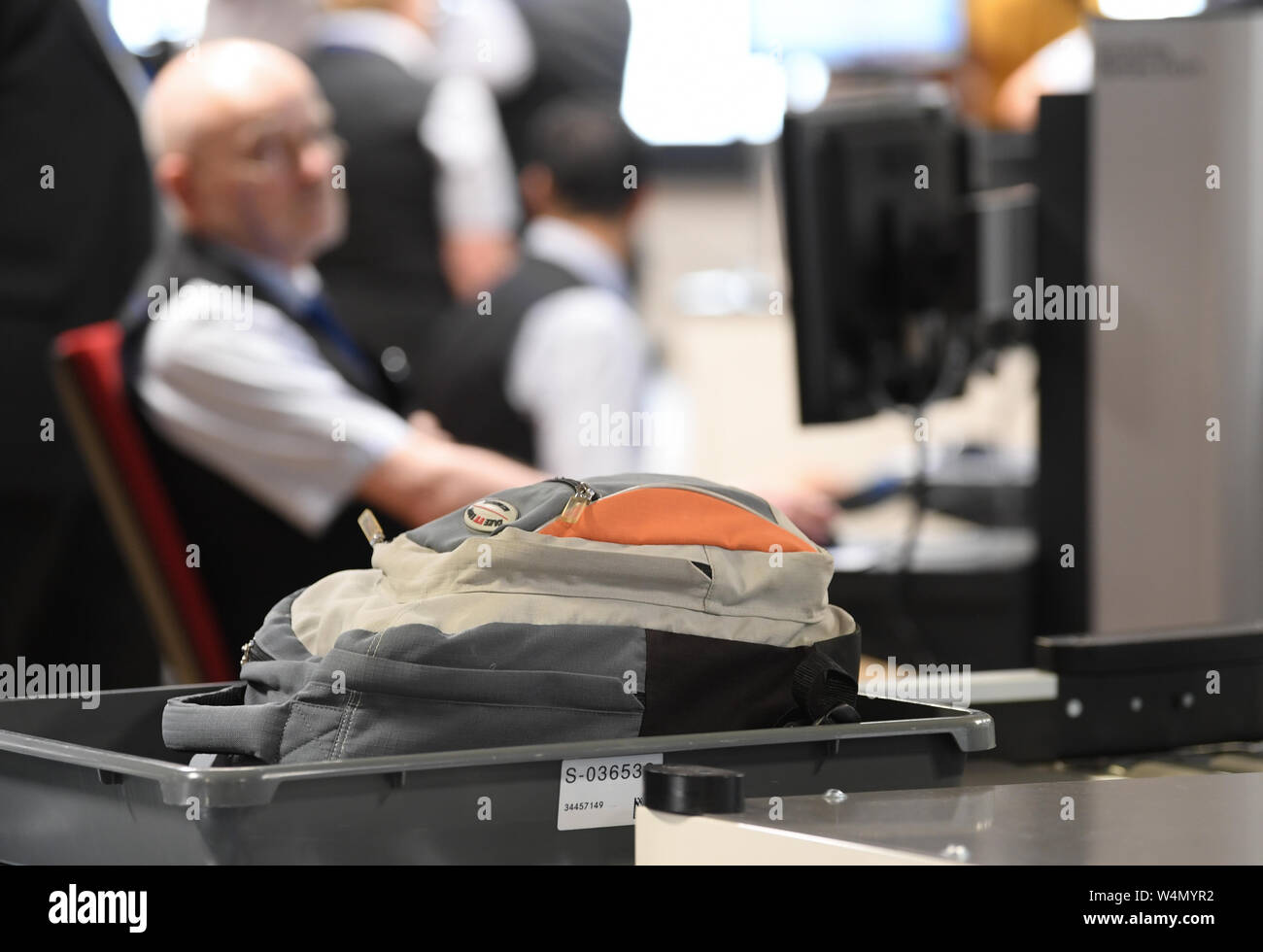 Hand scanner airport hi-res stock photography and images - Alamy