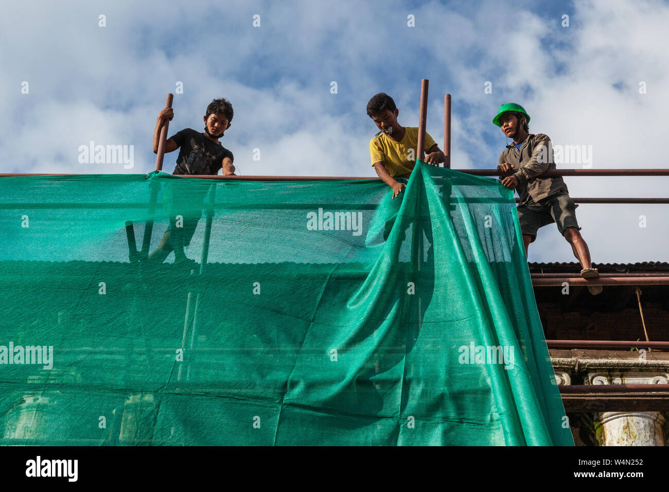 Scaffolding sheeting hi-res stock photography and images - Alamy