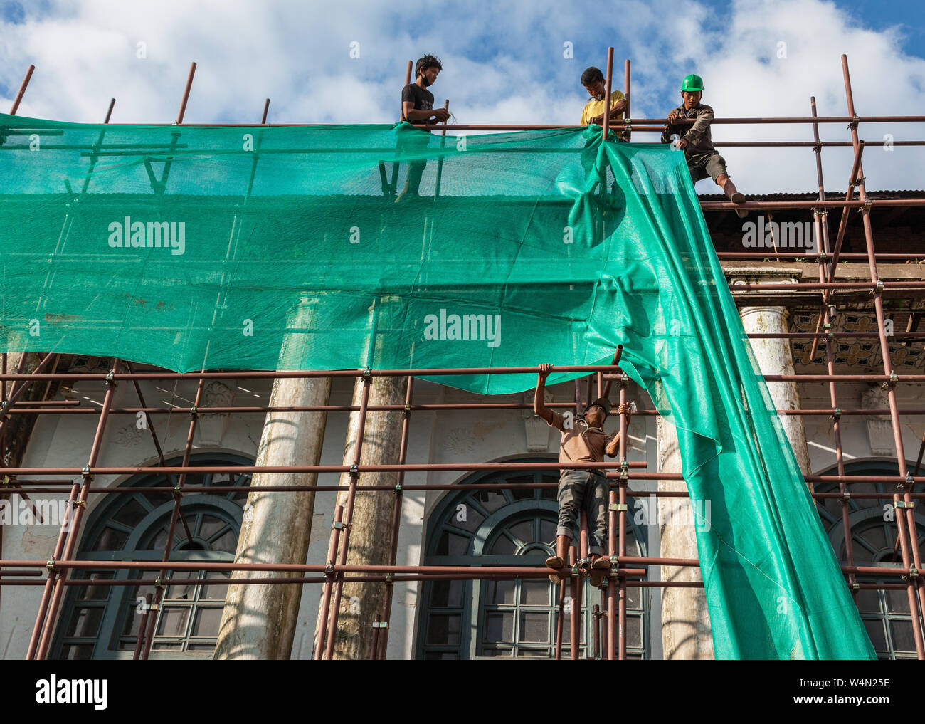 Scaffolding sheeting hi-res stock photography and images - Alamy
