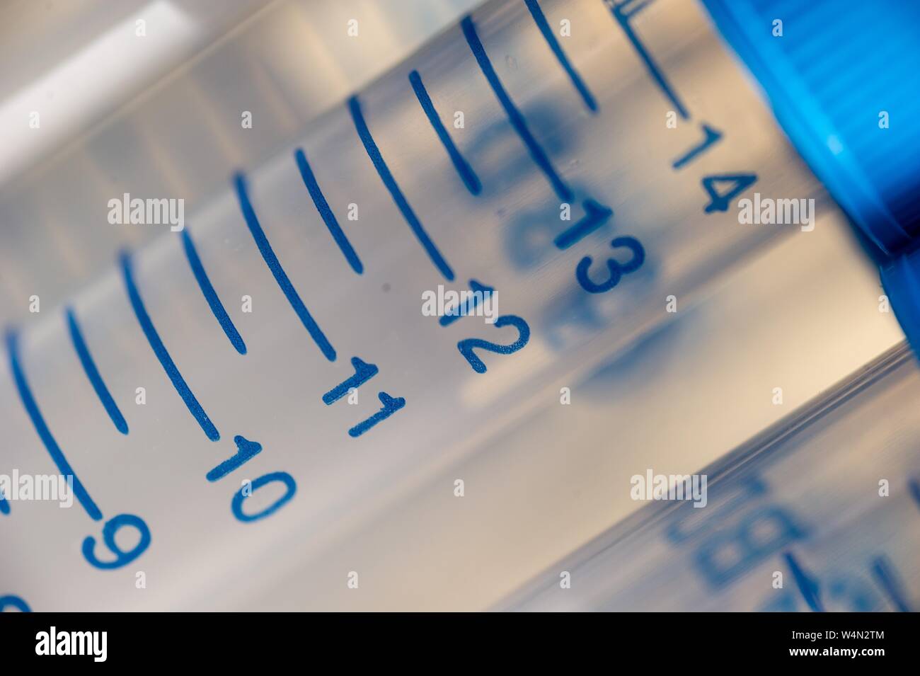 Plastic vials in a row hi-res stock photography and images - Alamy
