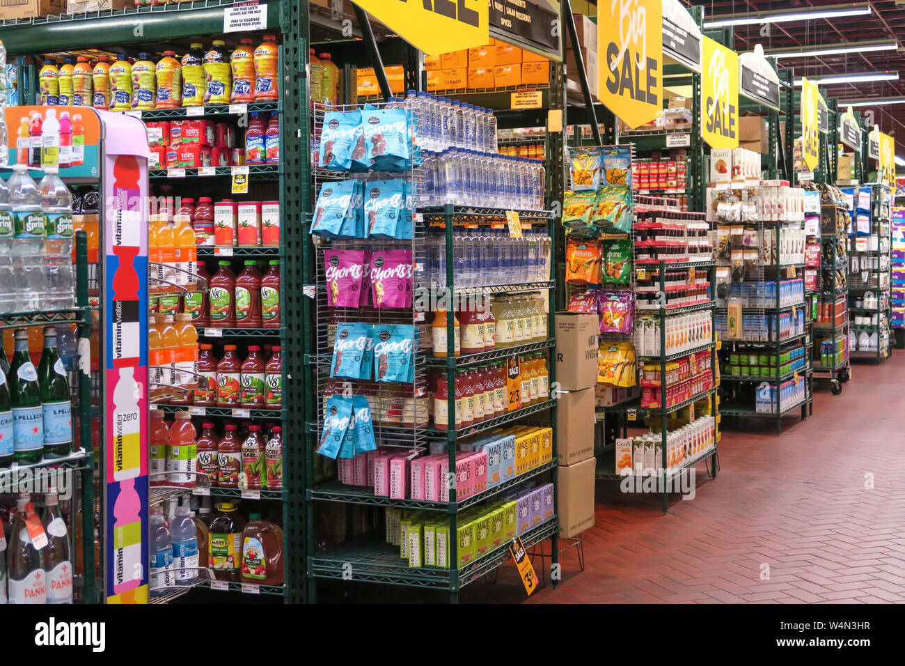 Grocery store interior aisle signage hi-res stock photography and ...