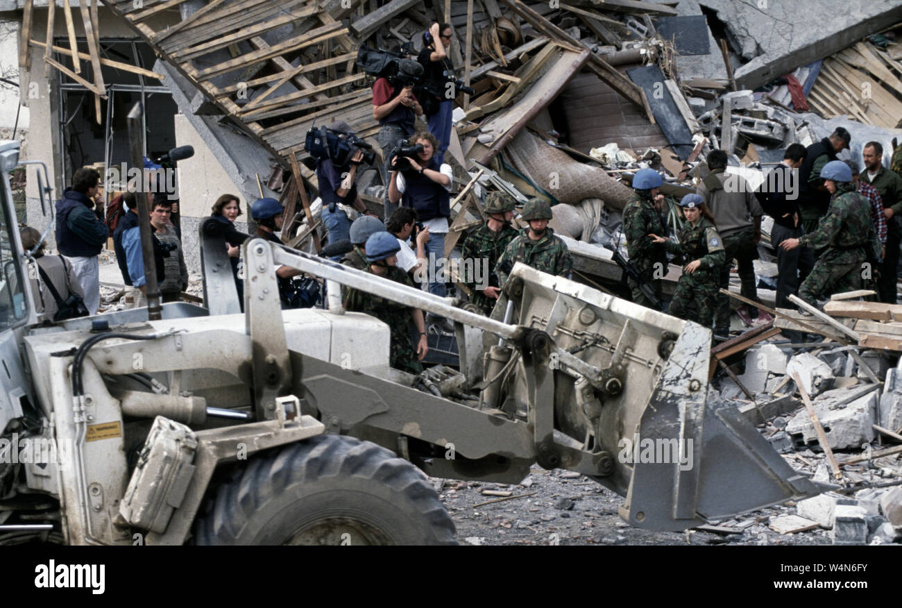 25th April 1993 During the war in Bosnia: British and ARBiH soldiers ...