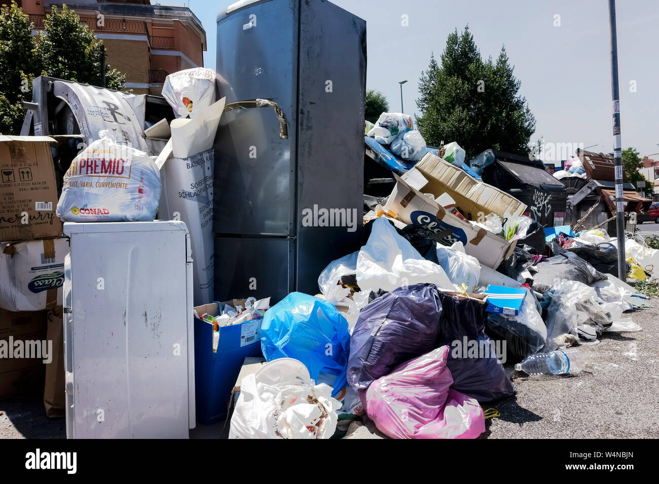Rubbish bins spill hi-res stock photography and images - Alamy