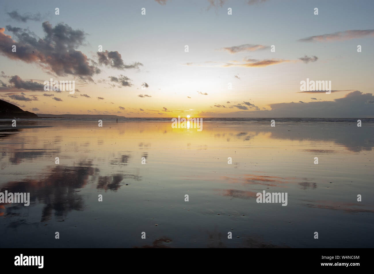 Sunset reflecting off the sand at Westward Ho! Beach Stock Photo - Alamy