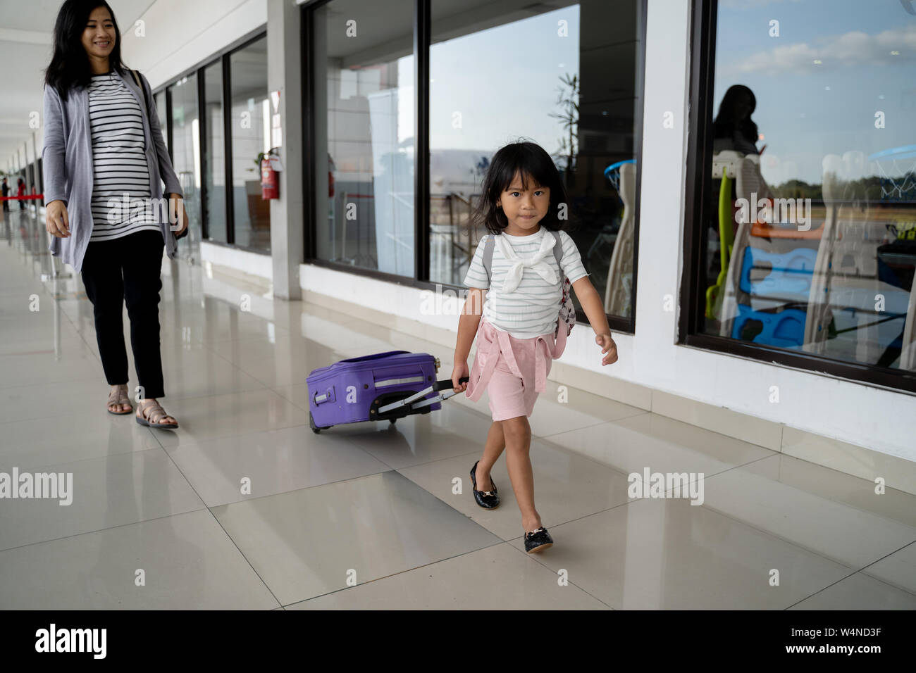 Pulling suitcase child hi-res stock photography and images - Alamy
