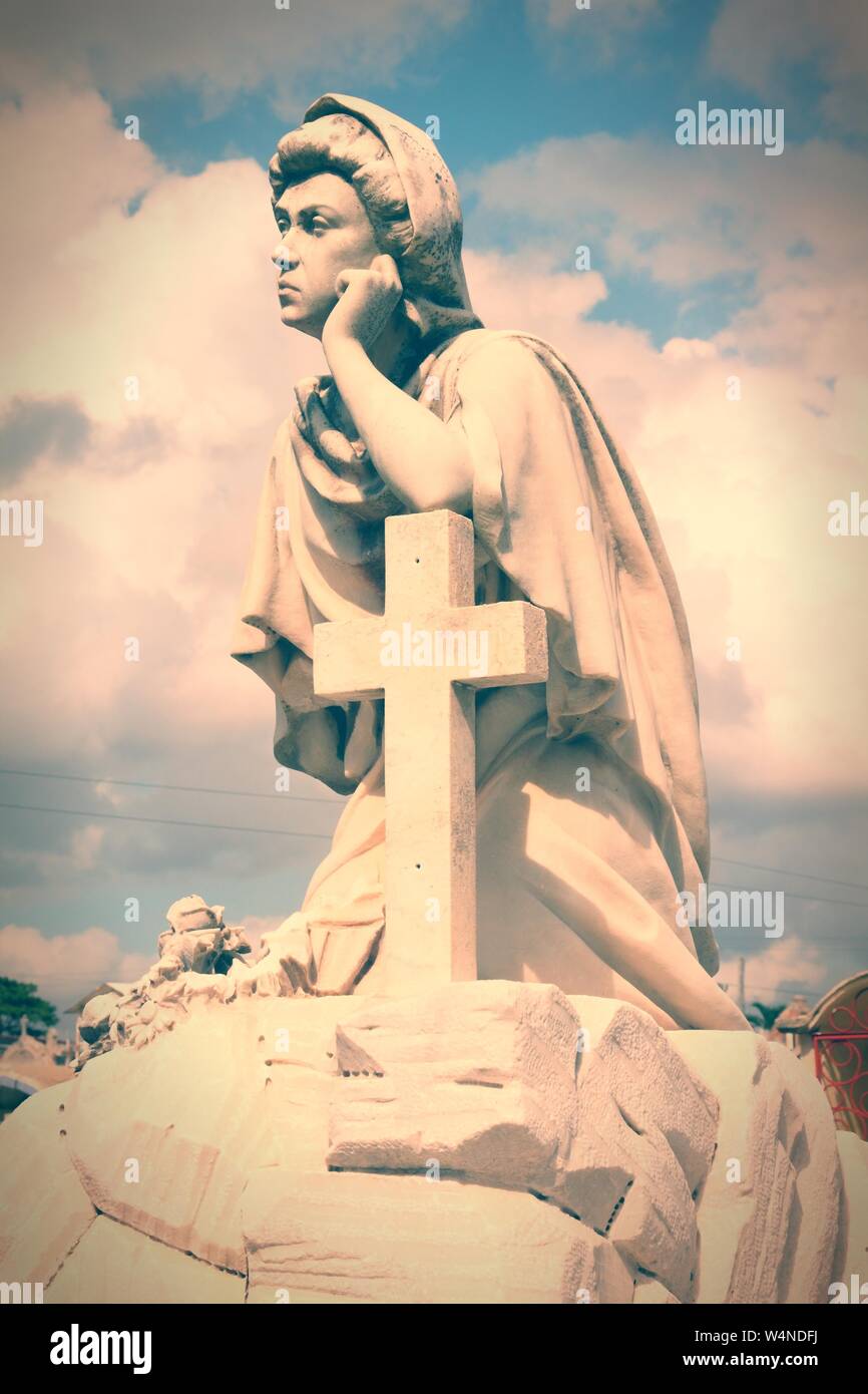 Sad statue hi-res stock photography and images - Alamy