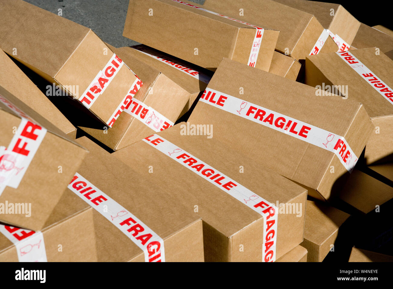 Box marked fragile hi-res stock photography and images - Alamy