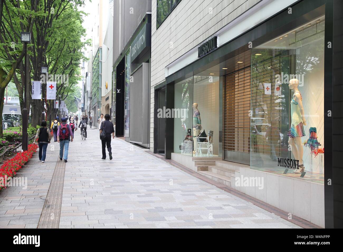 TOKYO, JAPAN - MAY 9, 2012: People shop in Omotesando district in Tokyo ...