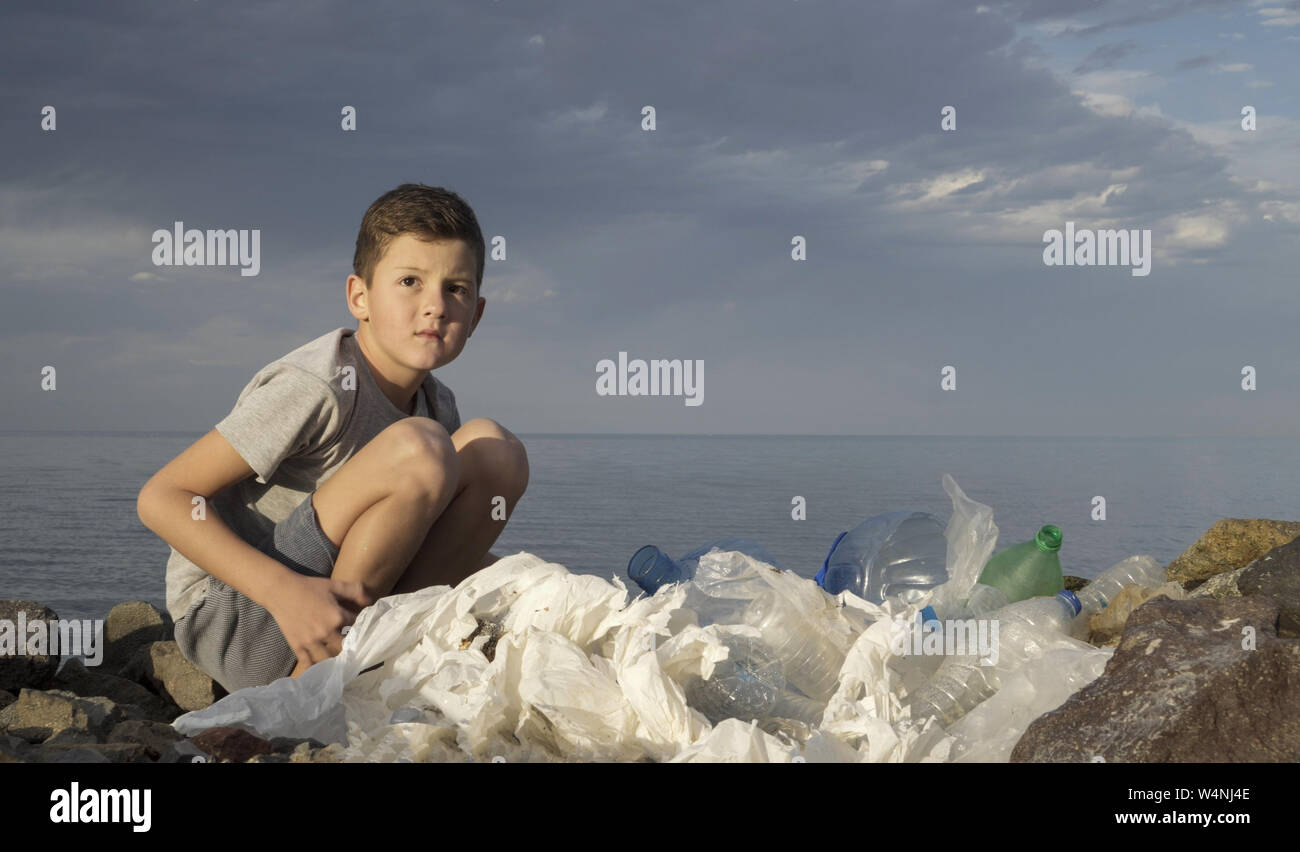 Child trash recycling hi-res stock photography and images - Alamy