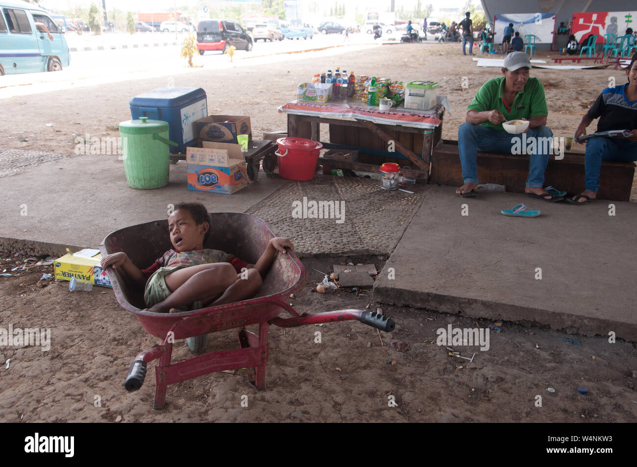 Poor child on street hi-res stock photography and images - Alamy
